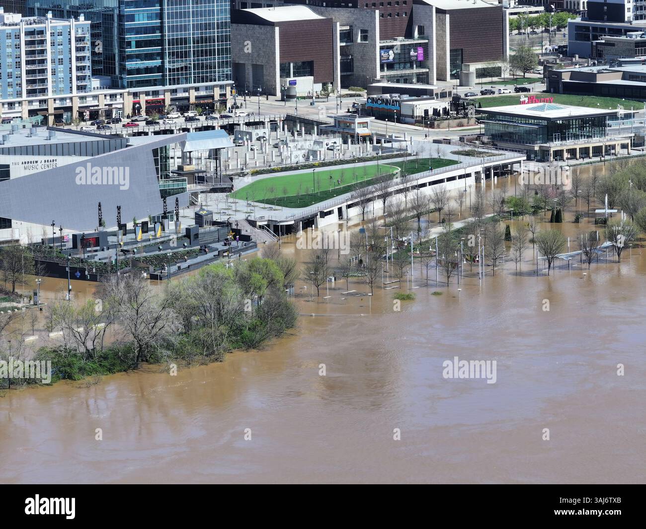 April 10: Ohio River flooding causes damage in Kentucky and Indiana on ...