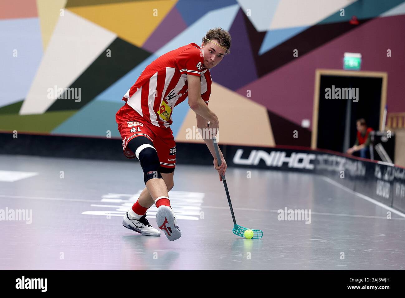 250410 Pixbos Benjamin Schill under innebandymatchen i herrarnas SSL ...