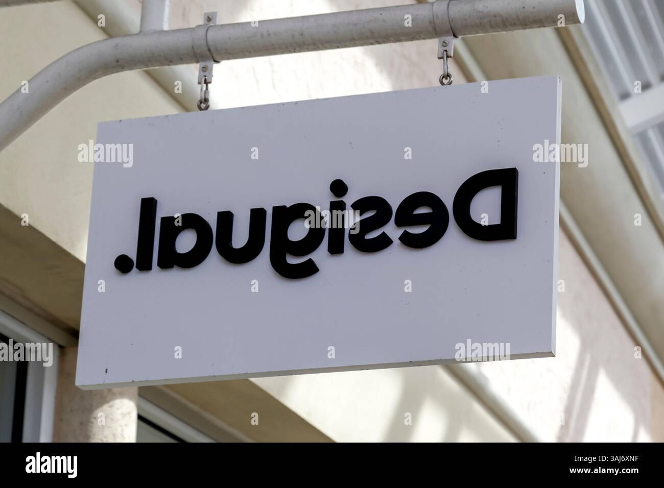 Spanish store sign usa hi-res stock photography and images - Alamy