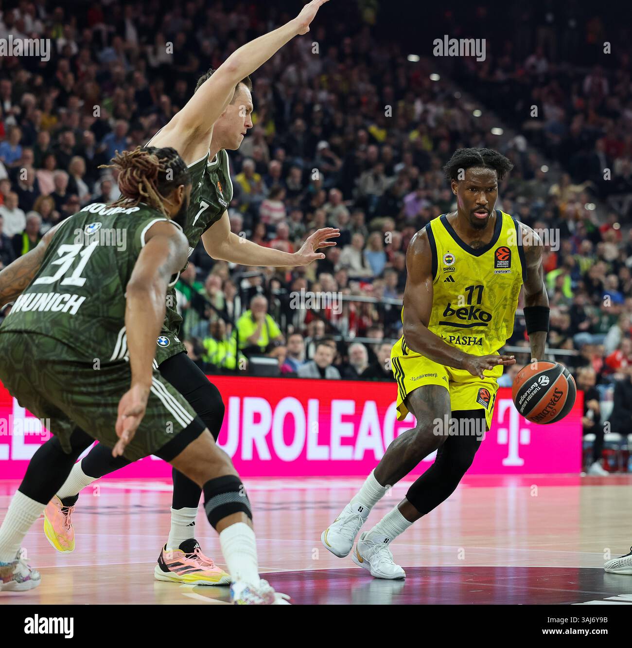 Muenchen, Deutschland. 10th Apr, 2025. Nigel Hayes-Davies (Fenerbahce ...