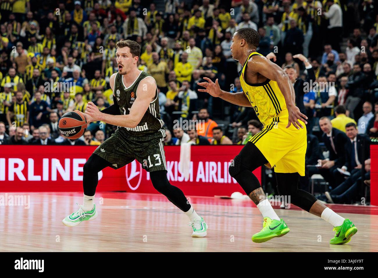 Andreas 'Andi' Obst (FC Bayern M?nchen, 13) am Ball, Devon Hall ...