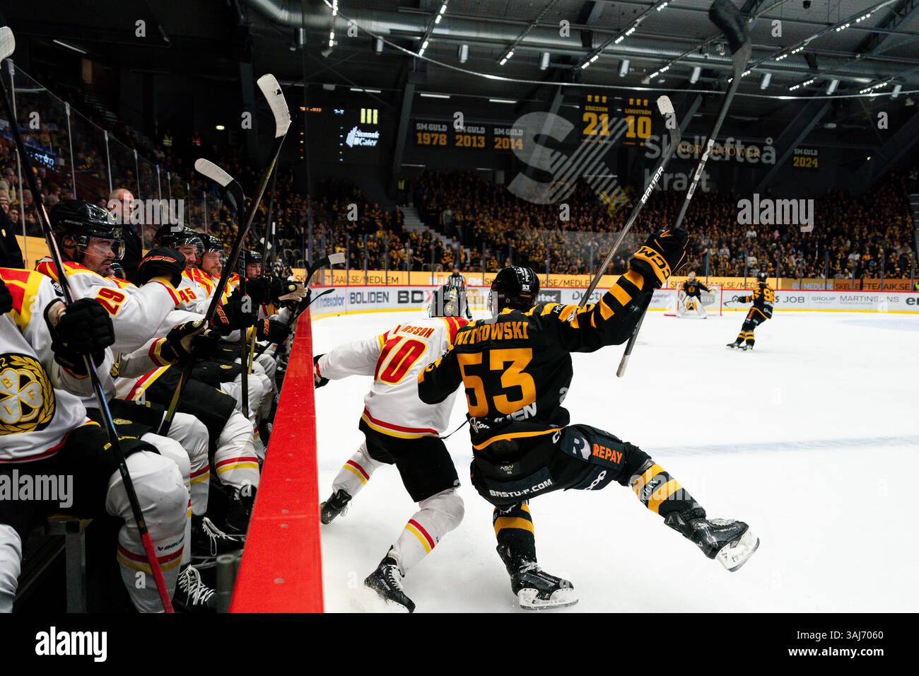 250410 Brynäs Johan Larsson och Skellefteås Luke Witkowski under ...