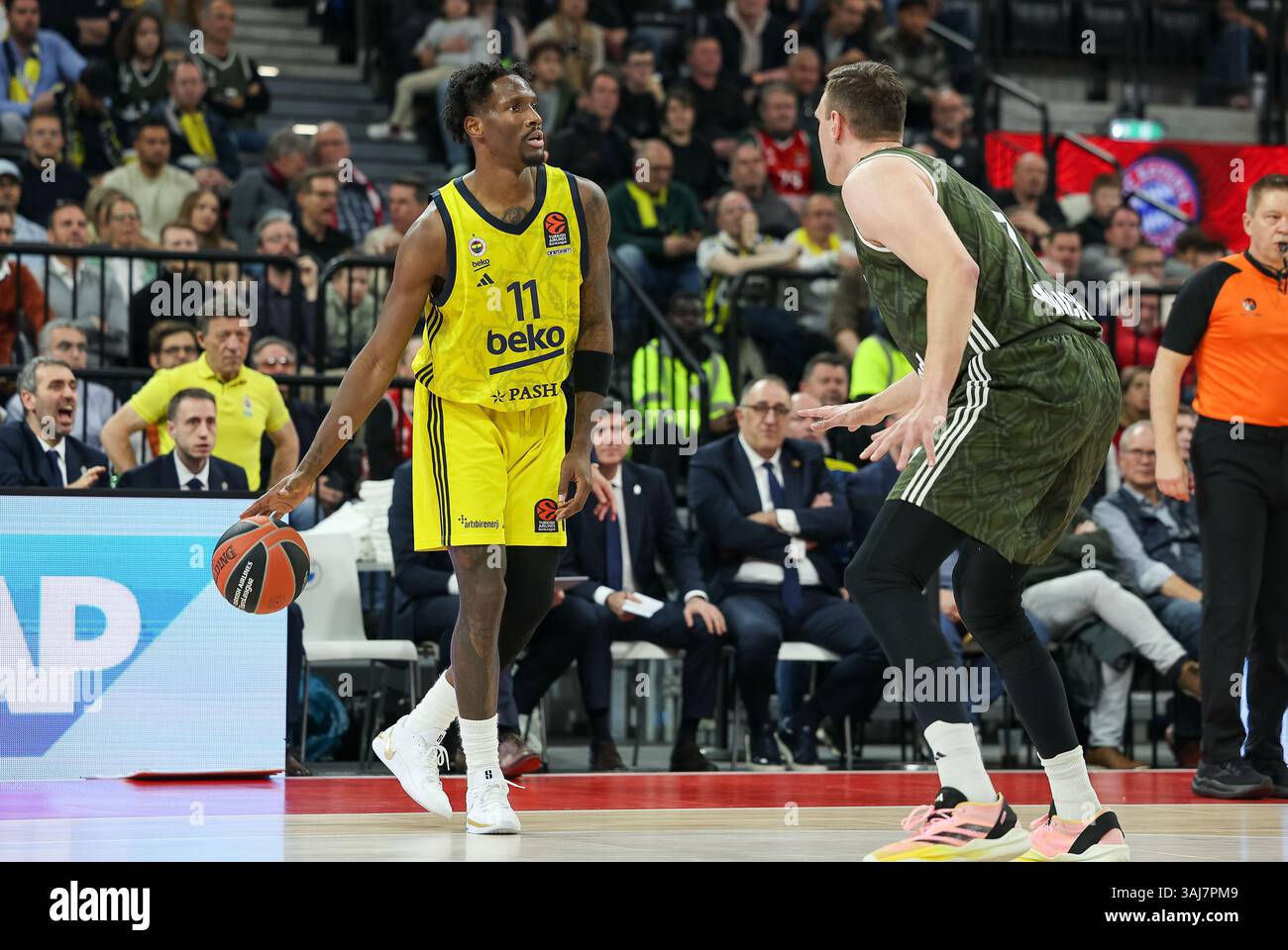 Nigel Hayes-Davies (Fenerbahce Beko Istanbul, #11) mit Ball mit ...