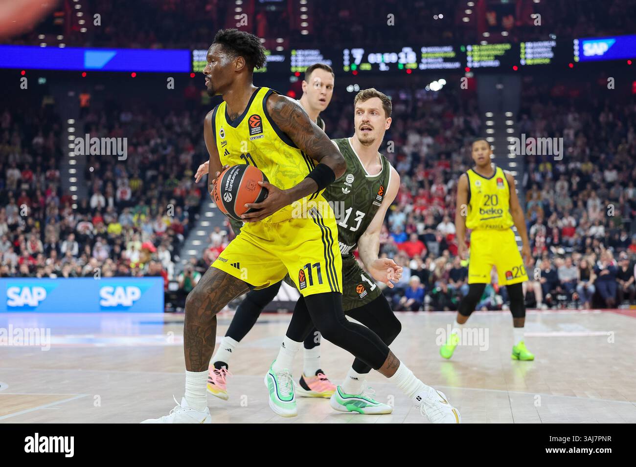 Nigel Hayes-Davies (Fenerbahce Beko Istanbul, #11) mit Ball mit Andreas ...