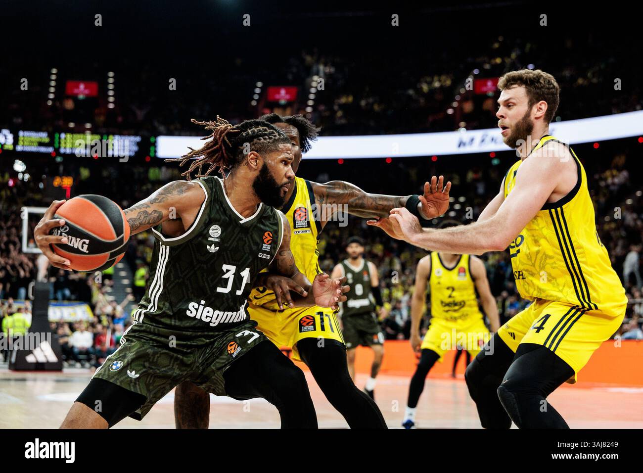 Devin Booker (FC Bayern M?nchen, 31) am Ball, Nigel Hayes-Davis ...