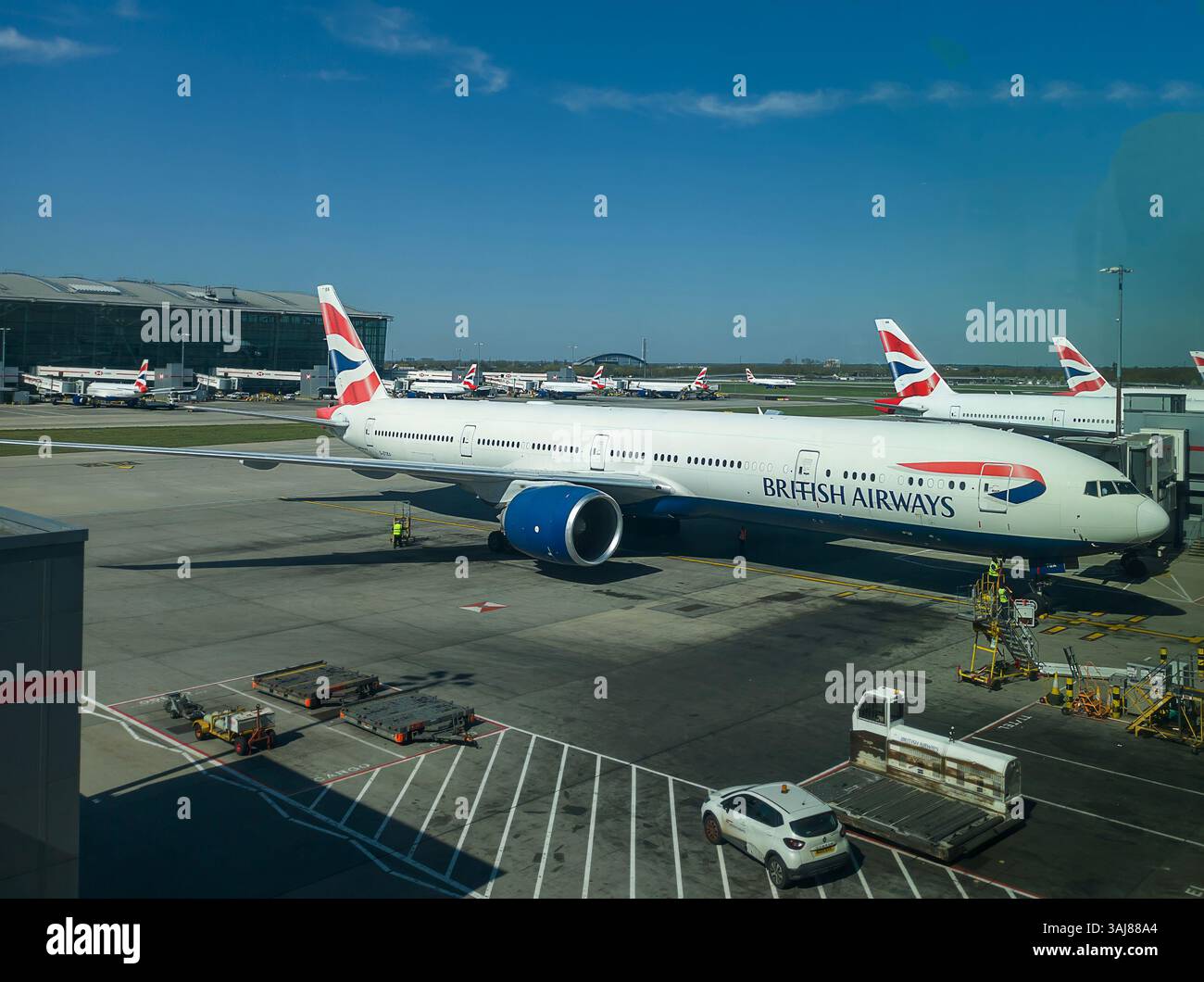A British Airways Boeing 777-236(ER) at Terminal 5, Heathrow Airport ...