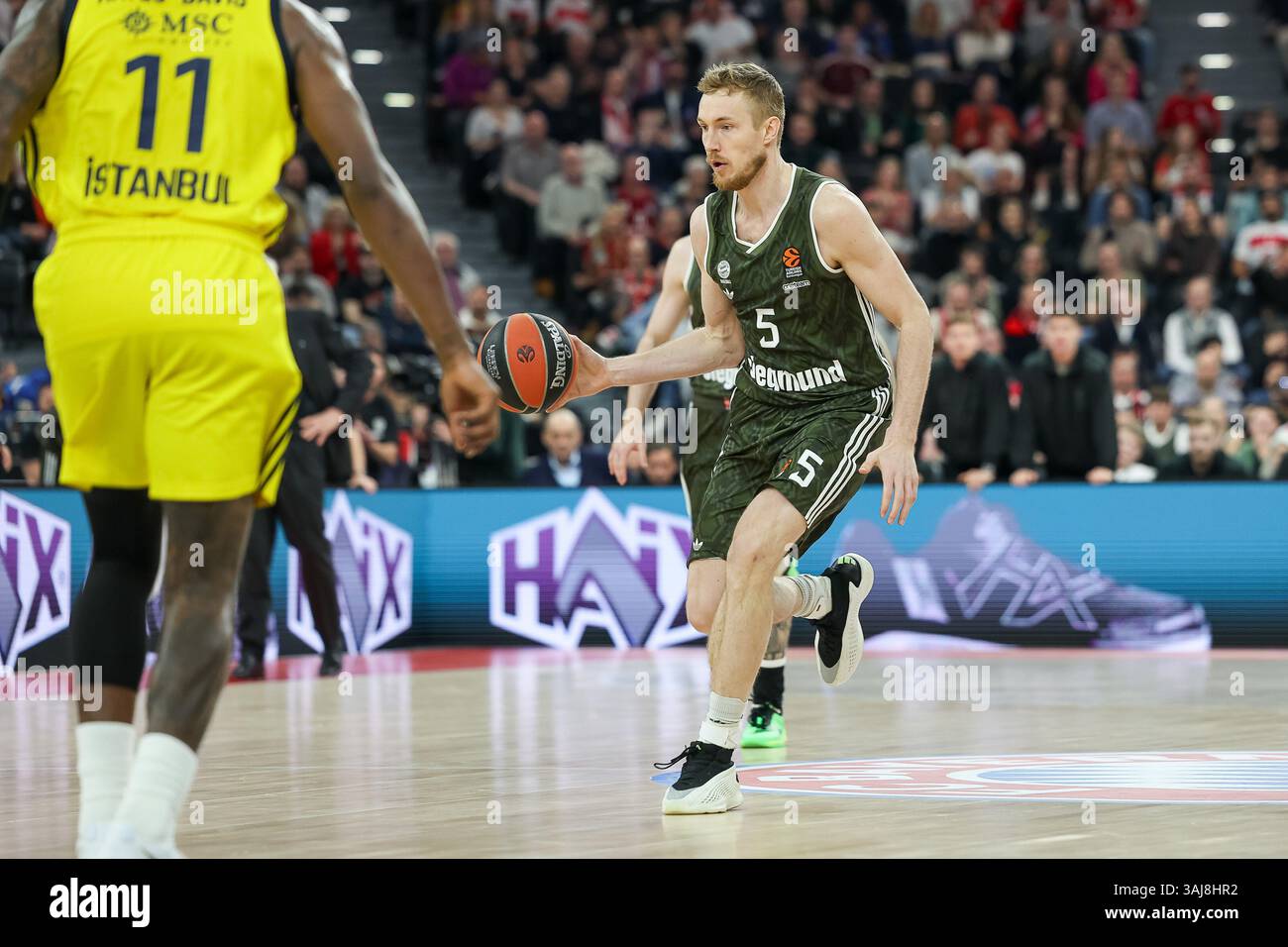 Muenchen, Deutschland. 10th Apr, 2025. Niels Giffey (FC Bayern Basketball, #05) mit Ball, GER ...
