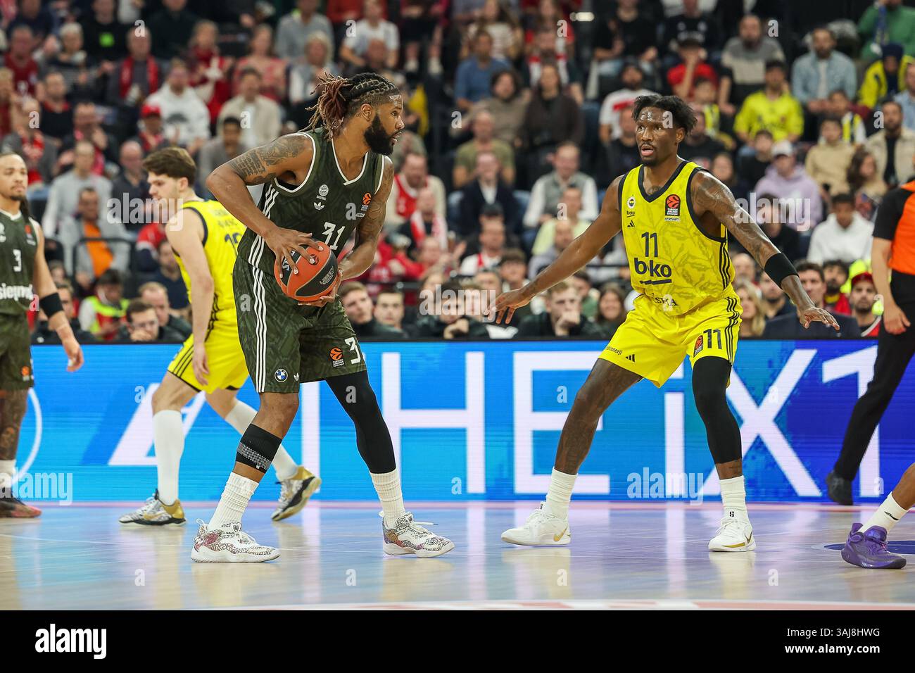 Muenchen, Deutschland. 10th Apr, 2025. Devin Booker (FC Bayern ...