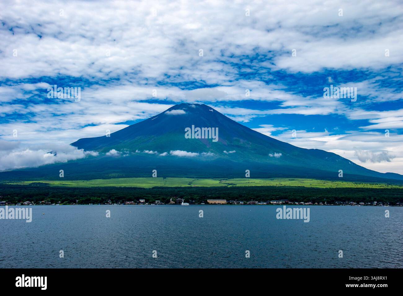 Spectacular view of Mt.Fuji in summer from the shores of Lake Kawaguchi ...