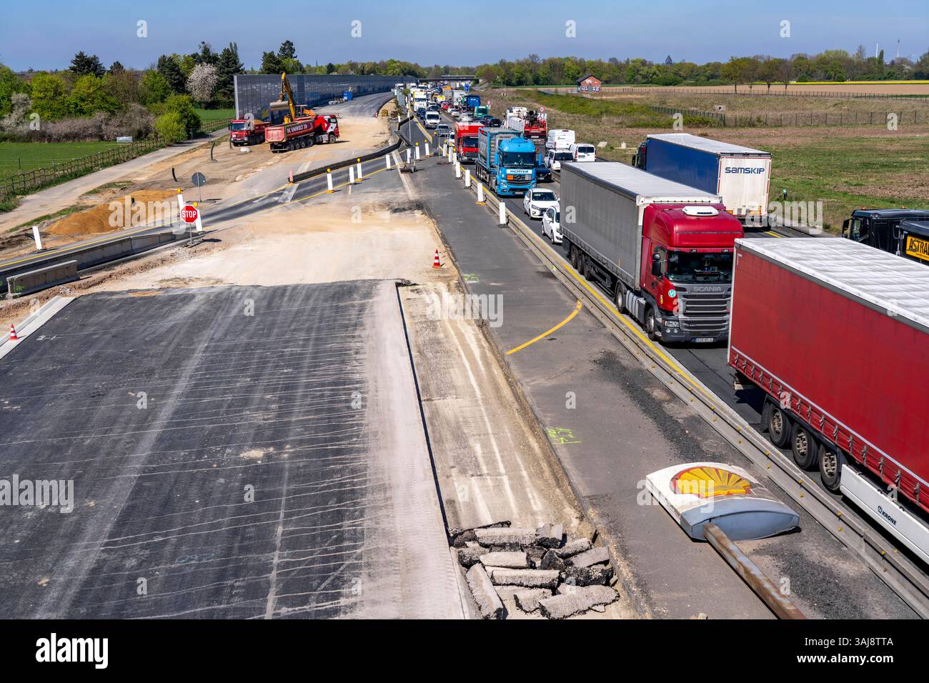 Autobahnbaustelle, die A57 wird auf dem Abschnitt zwischen dem ...