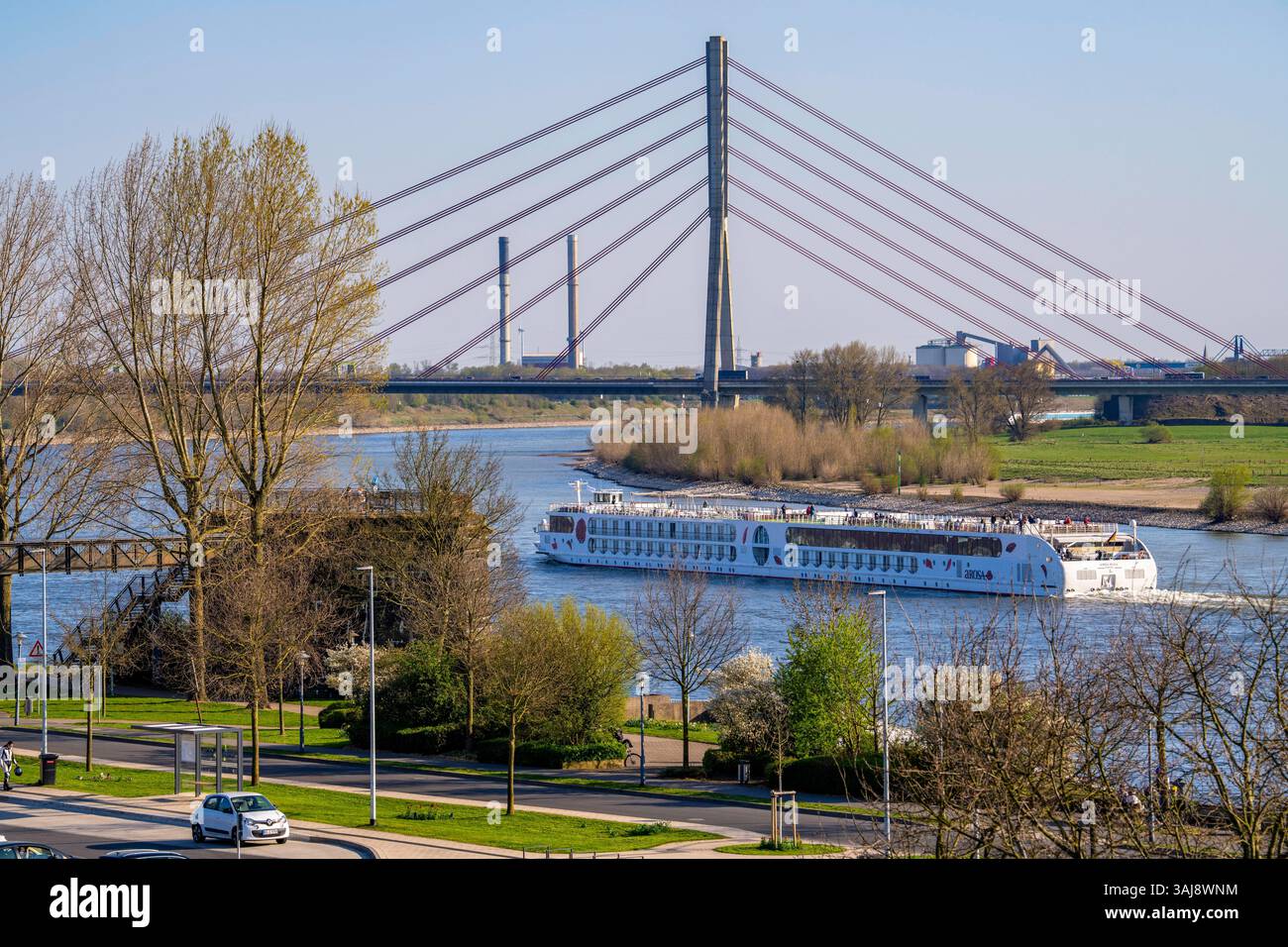 Die Rheinpromenade in Wesel, Flusskreuzfahrtschiff Arosa Brava auf dem ...