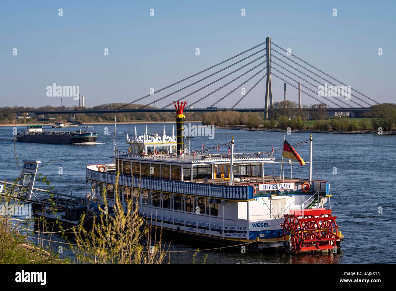 Der Rhein bei Wesel, Anlegestelle des Ausflugsschiff River Lady ...