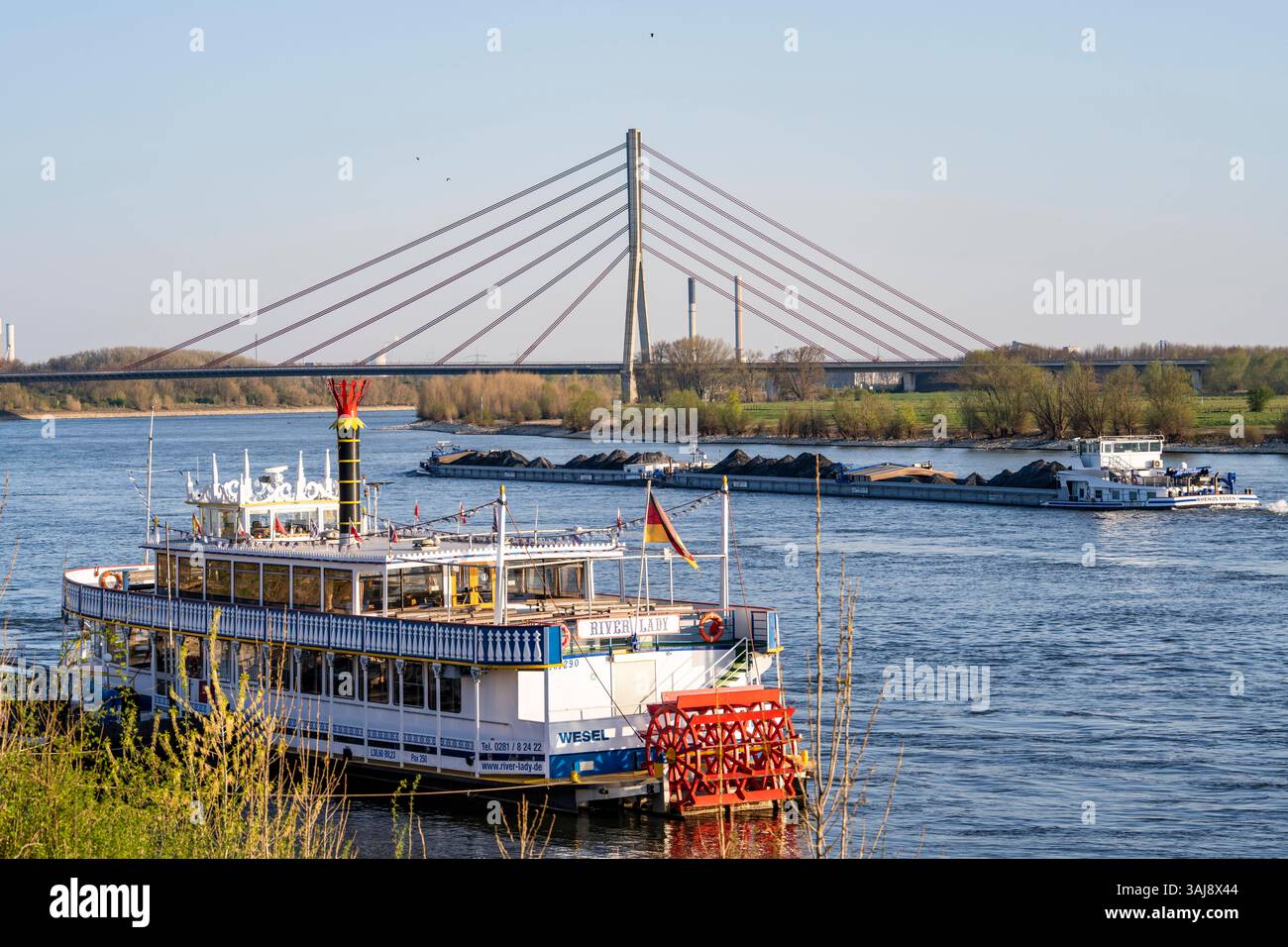 Der Rhein bei Wesel, Anlegestelle des Ausflugsschiff River Lady ...