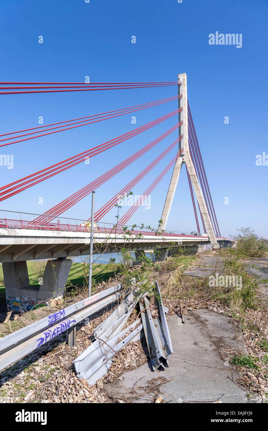 Rheinbrücke B58, bei Wesel, Reste der Rampe zu alten Rheinbrücke ...