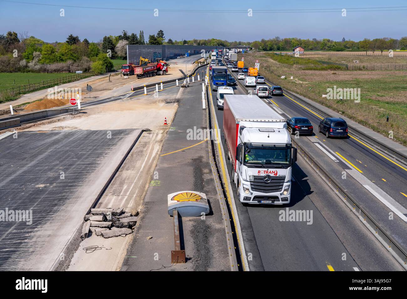 Autobahnbaustelle, die A57 wird auf dem Abschnitt zwischen dem ...