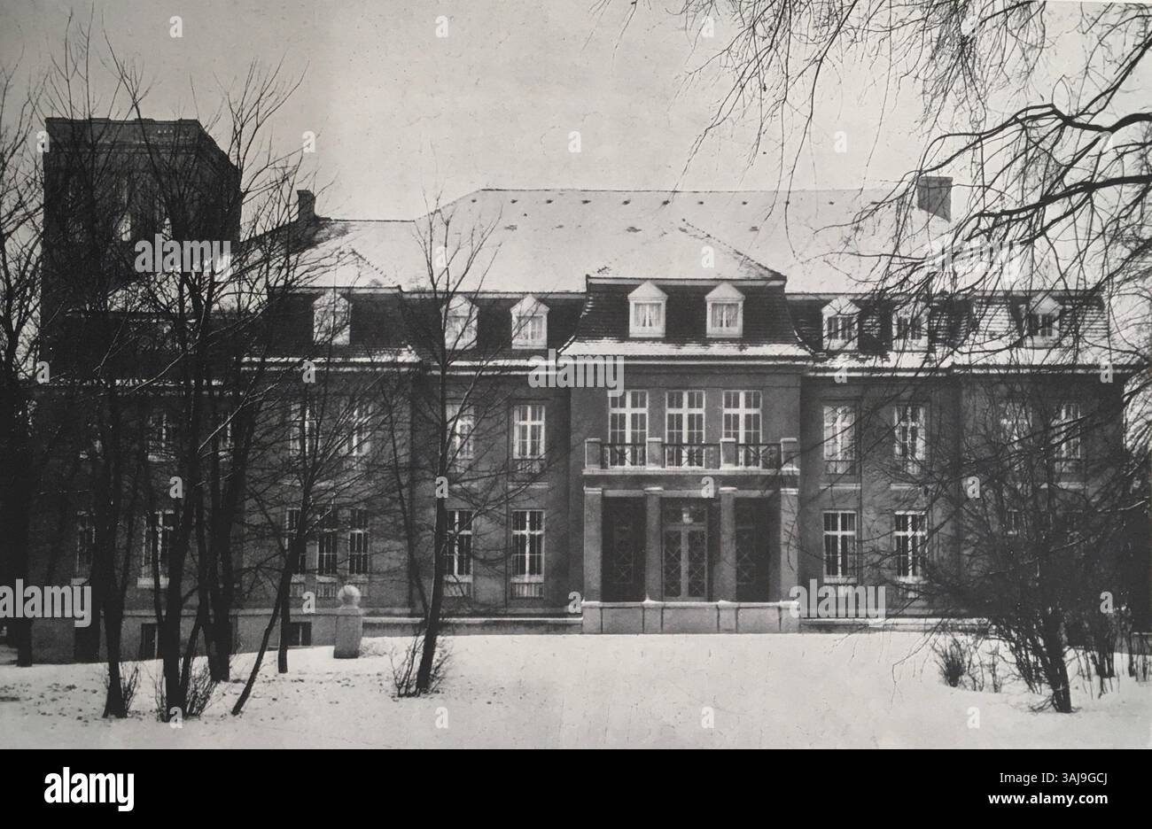 This early 20th-century photograph by Bruno Paul captures the avenue ...