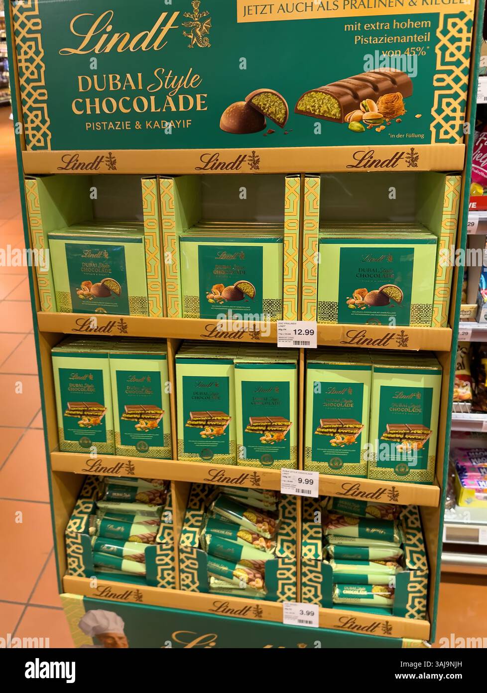 Lindt dubai style chocolate bars hi-res stock photography and images ...