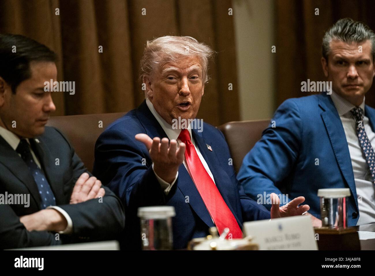 Donald trump side view hi-res stock photography and images - Alamy