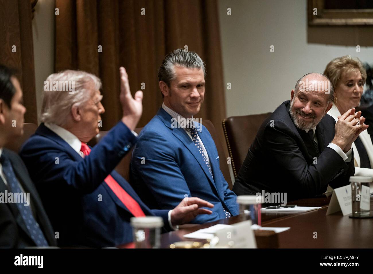 Donald trump side profile hi-res stock photography and images - Alamy