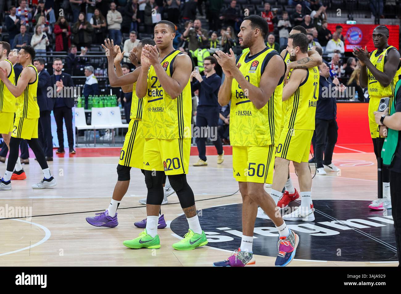 Devon Hall (Fenerbahce Beko Istanbul, #20) mit Bonzie Colson ...