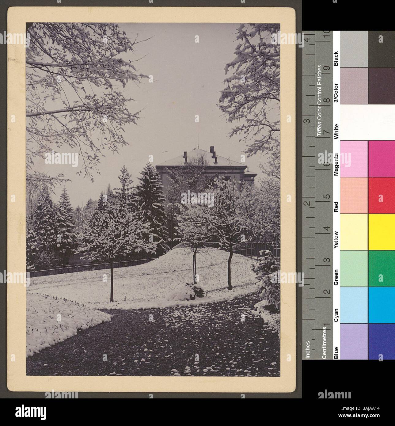 The photograph, taken in 1908, shows the Schulhaus Gabler in Zurich ...