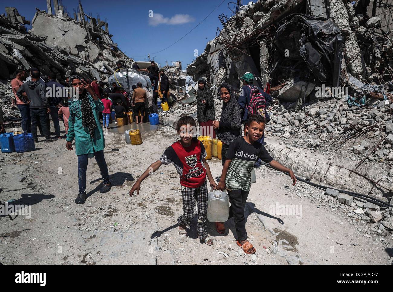 Gaza. 10th Apr, 2025. Displaced Palestinians fetch water in Jabalia ...