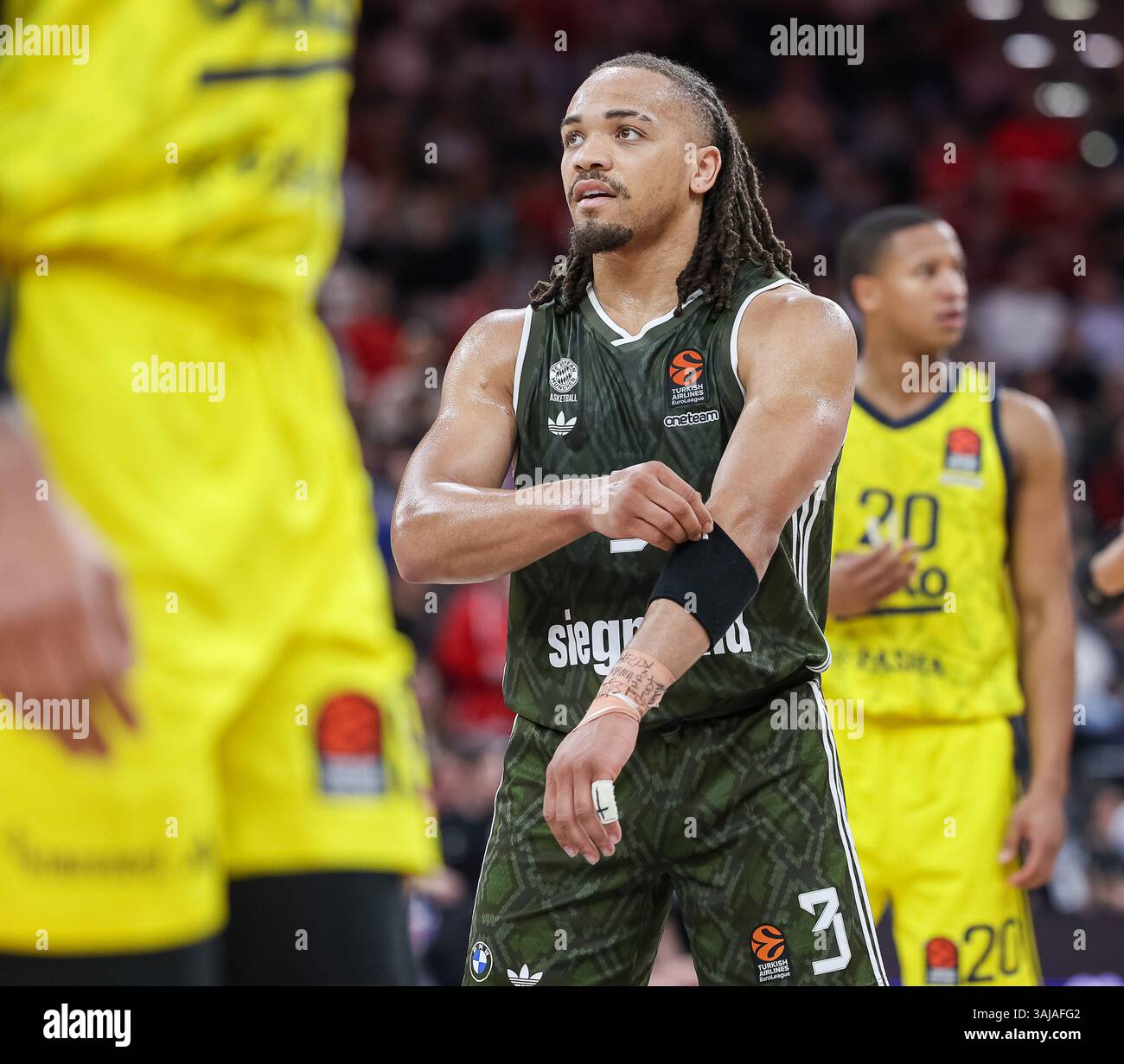 Muenchen, Deutschland. 10th Apr, 2025. Carsen Edwards (FC Bayern ...