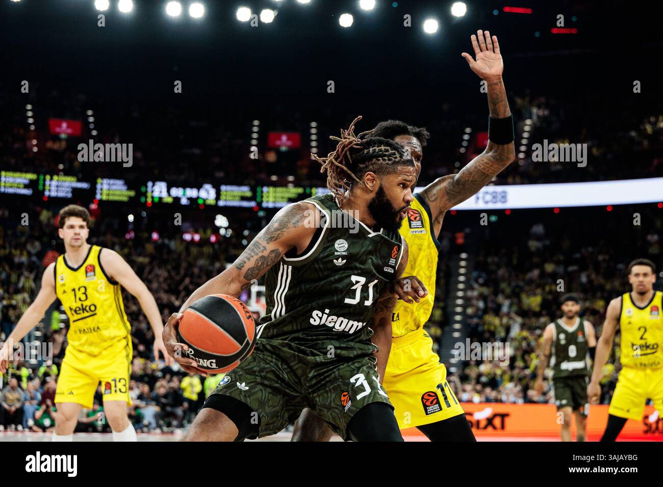 Devin Booker (FC Bayern M?nchen, 31) am Ball, Nigel Hayes-Davis ...
