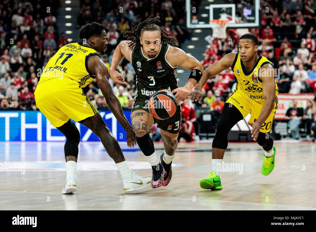 Nigel Hayes-Davis (Fenerbahce Beko Istanbul, 11), Carsen Edwards (FC ...