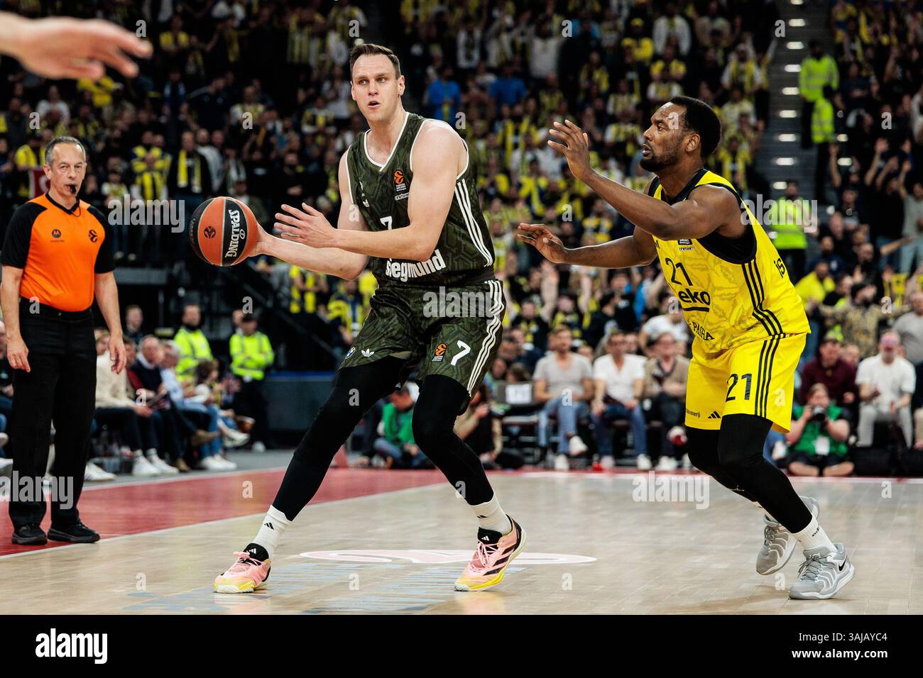 Johannes Voigtmann (FC Bayern M?nchen, 7) am Ball, Dyshawn Pierre ...
