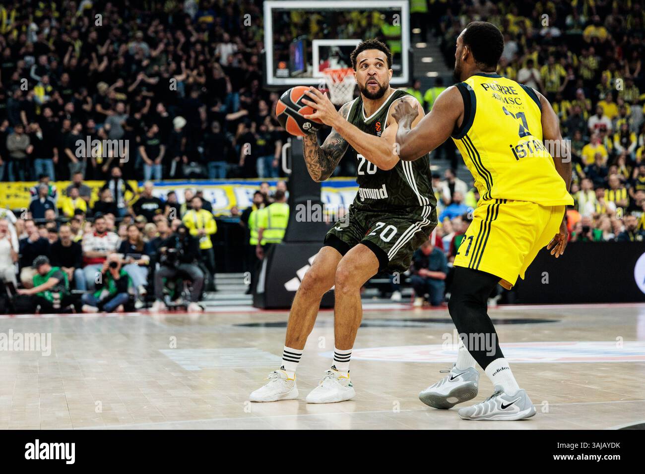 Elias Harris (FC Bayern M?nchen, 20) am Ball, Dyshawn Pierre ...