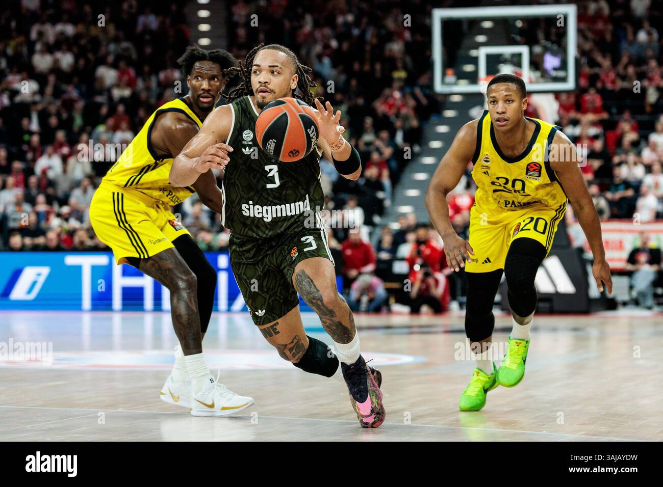 Nigel Hayes-Davis (Fenerbahce Beko Istanbul, 11), Carsen Edwards (FC Bayern M?nchen, 3) mit Ball ...