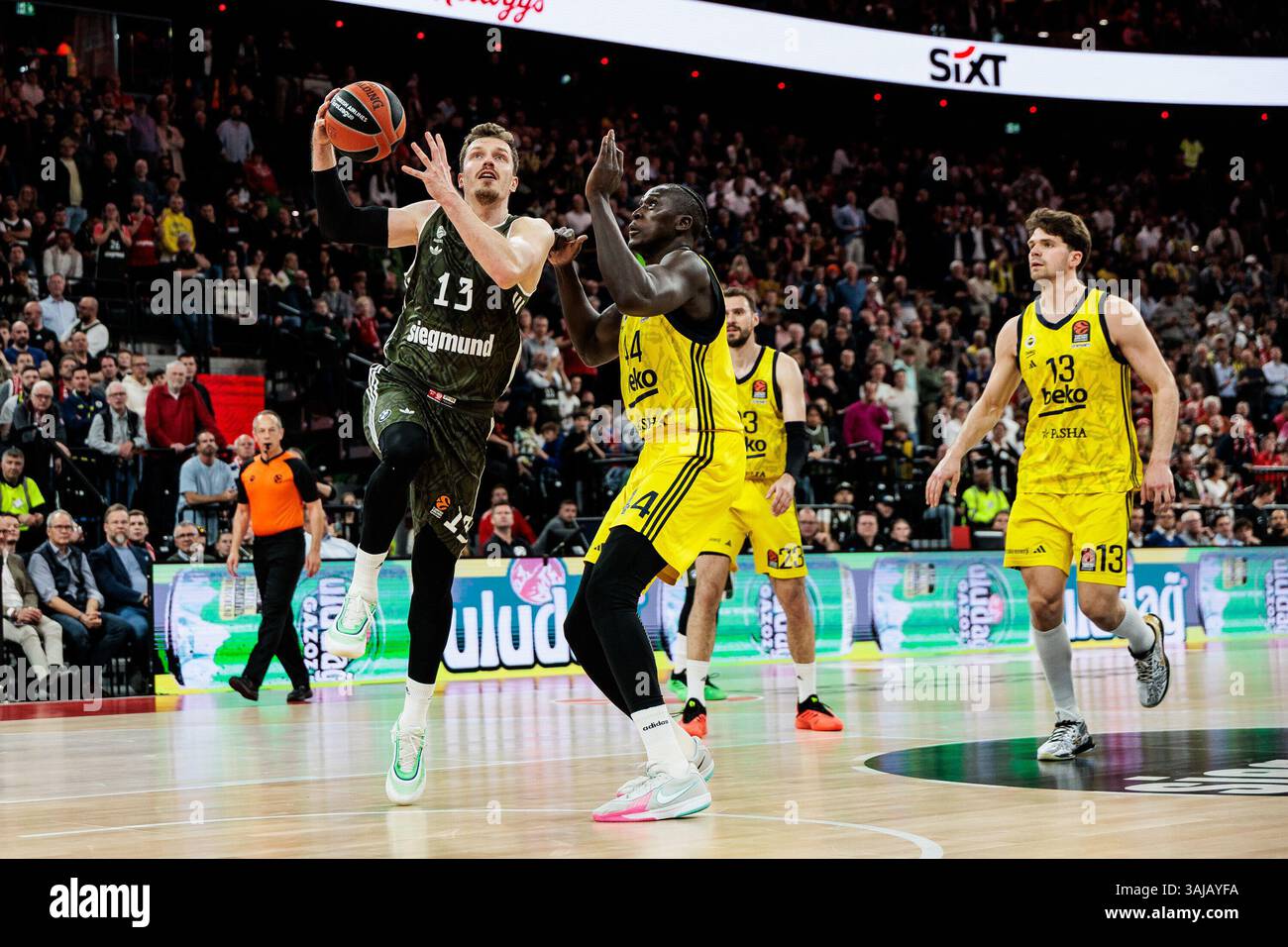 Andreas 'Andi' Obst (FC Bayern M?nchen, 13) im Wurf, Jilson Bango ...