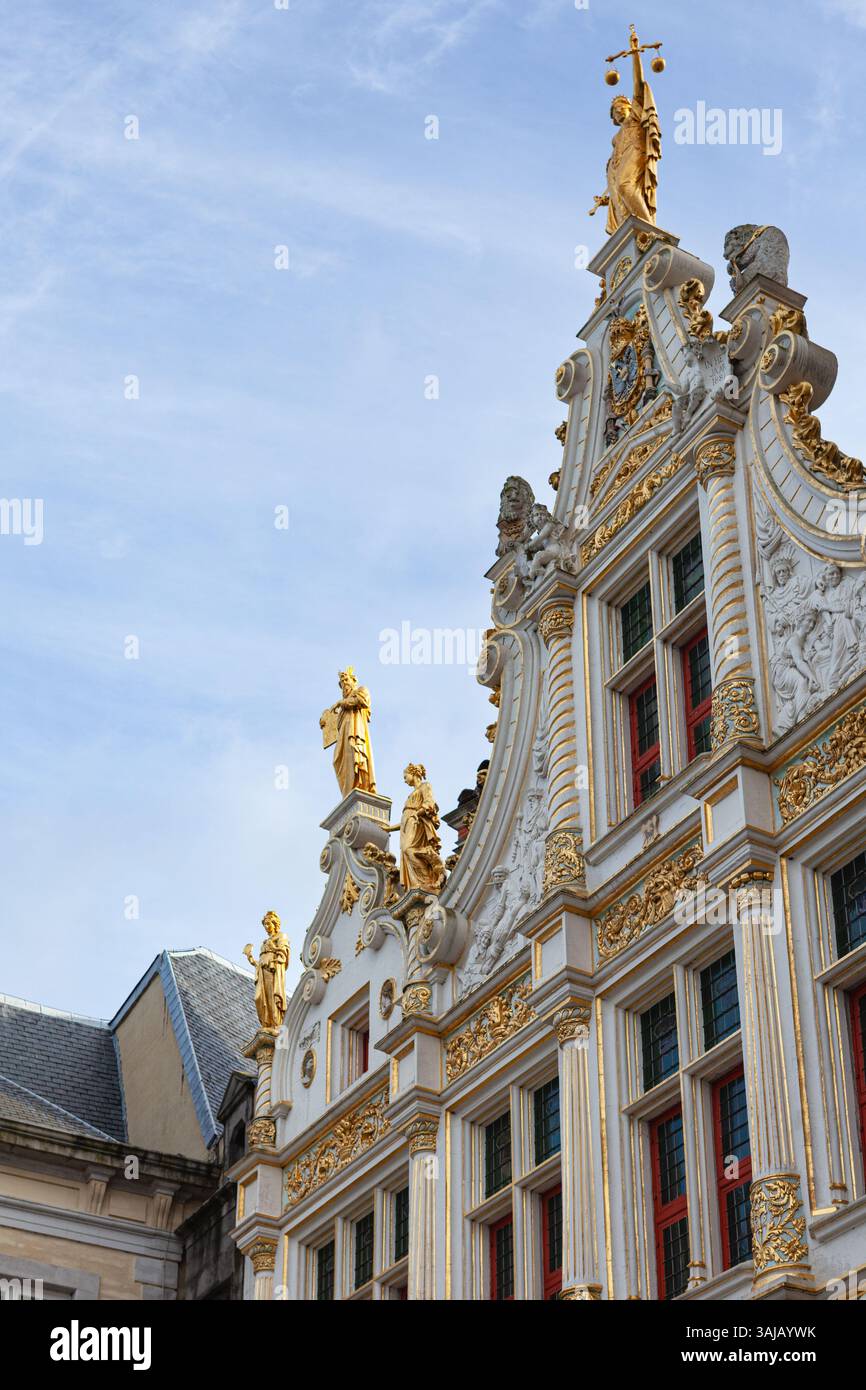 Golden statues sculptures on facade hi-res stock photography and images ...