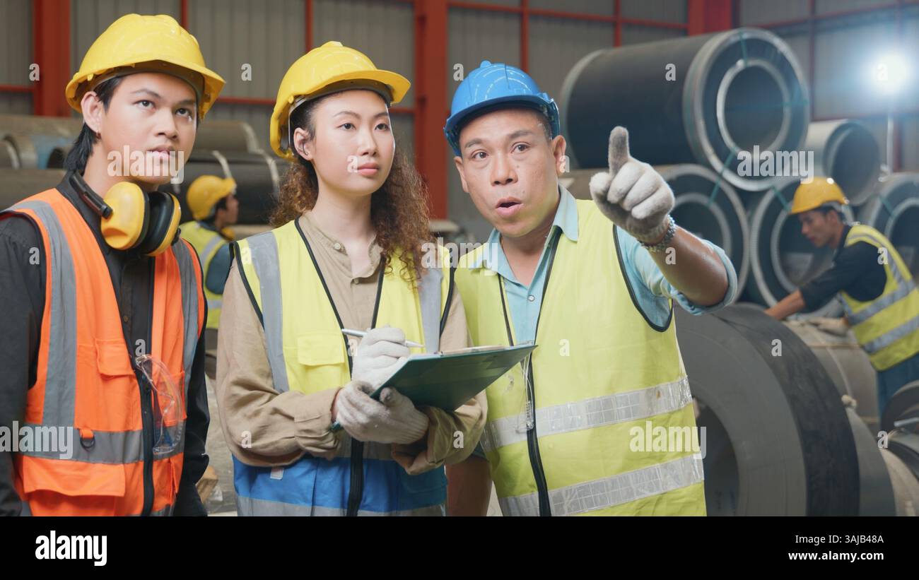 Manager leader training and assignmenting job for team of technicians ...
