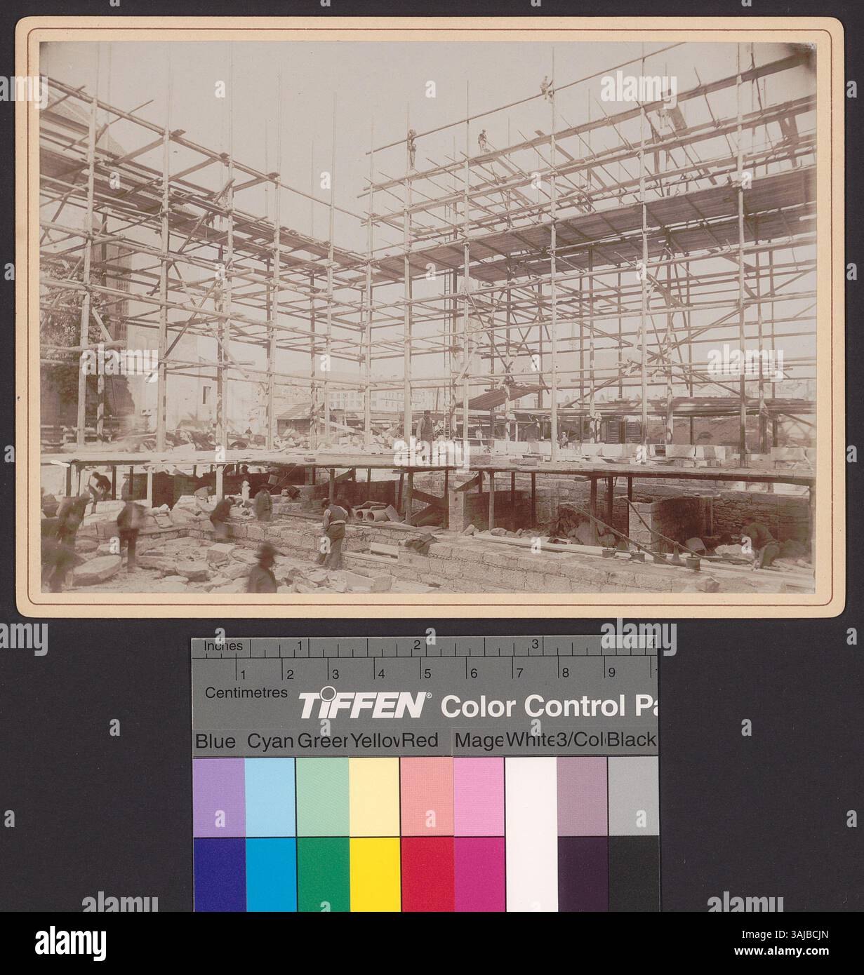 This image depicts a construction scaffold at the Fraumünster Amt in ...