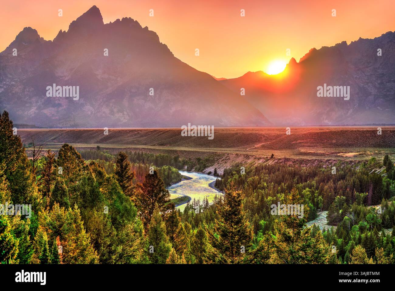 Sunset at Grand Teton National Park above the Snake River in Wyoming ...