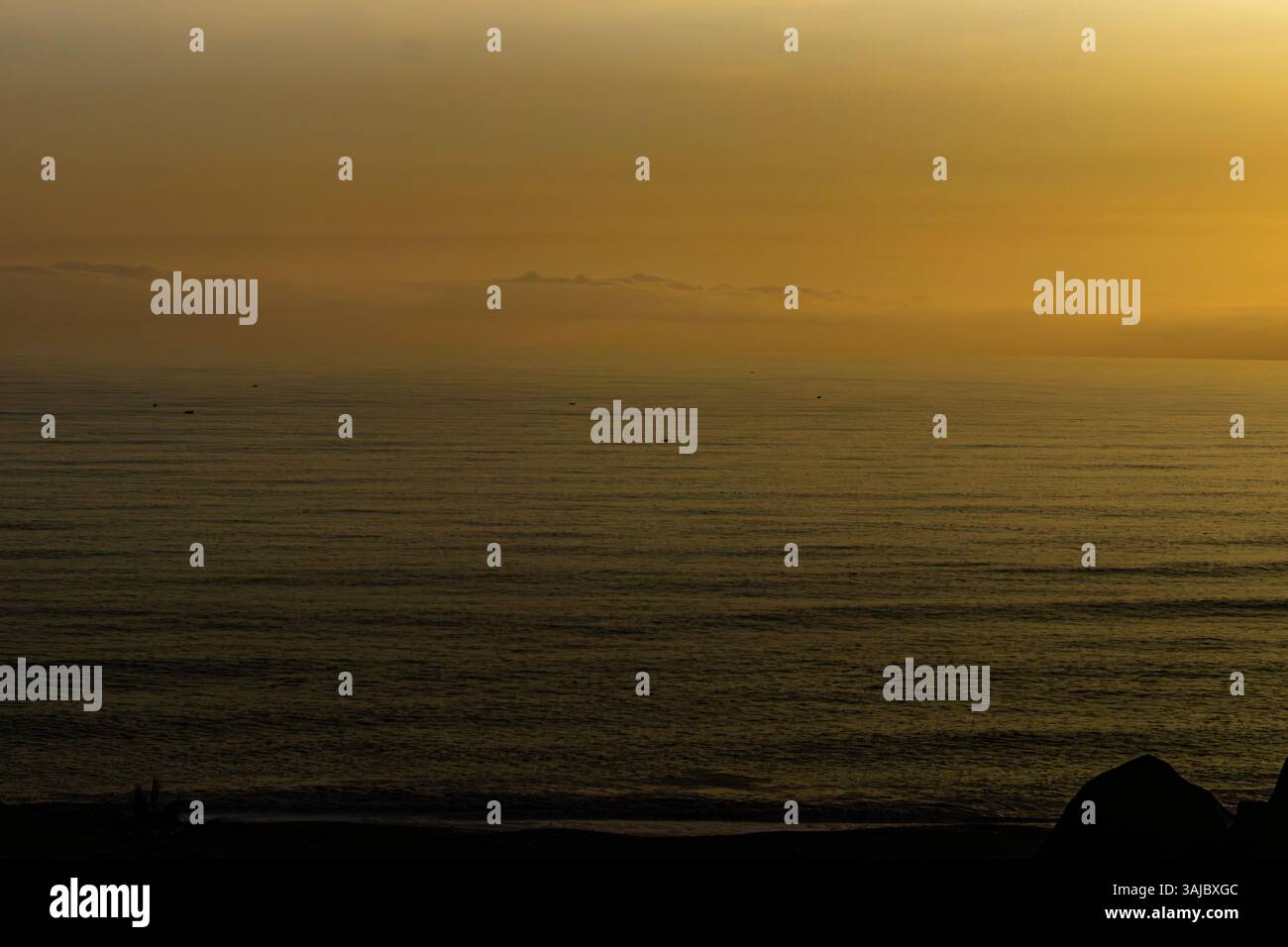 View of the Pacific Ocean at sunset from the coast of Lima, Peru Stock ...