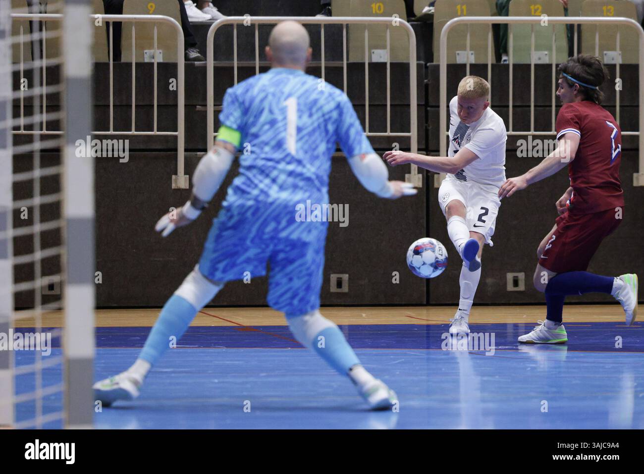 (250411) -- MARIBOR, April 11, 2025 (Xinhua) -- Teo Turk (C) of ...