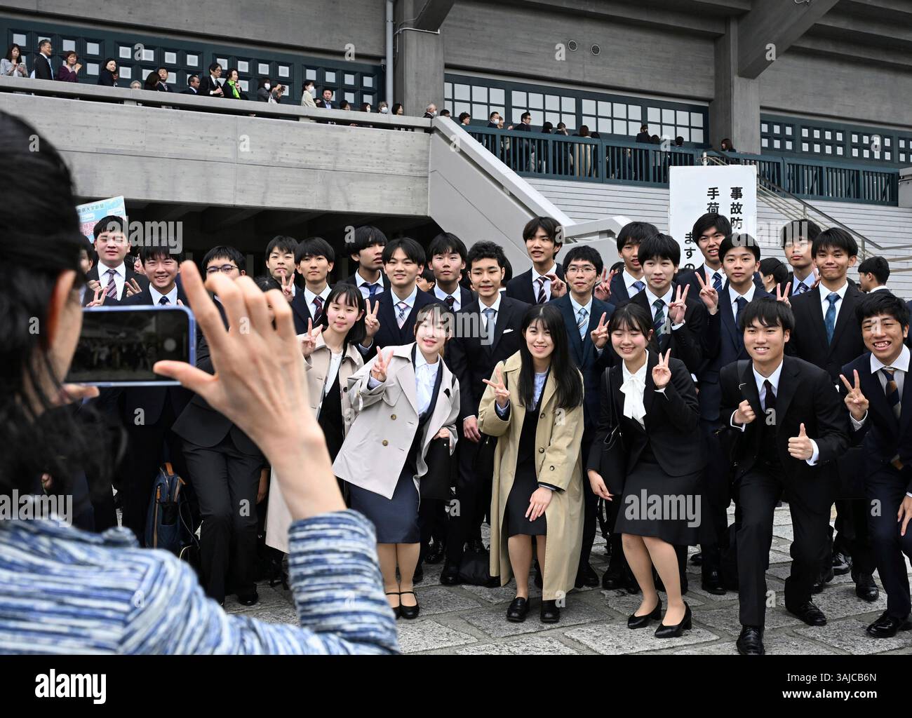 New students at the University of Tokyo pose for commemorative photos ...