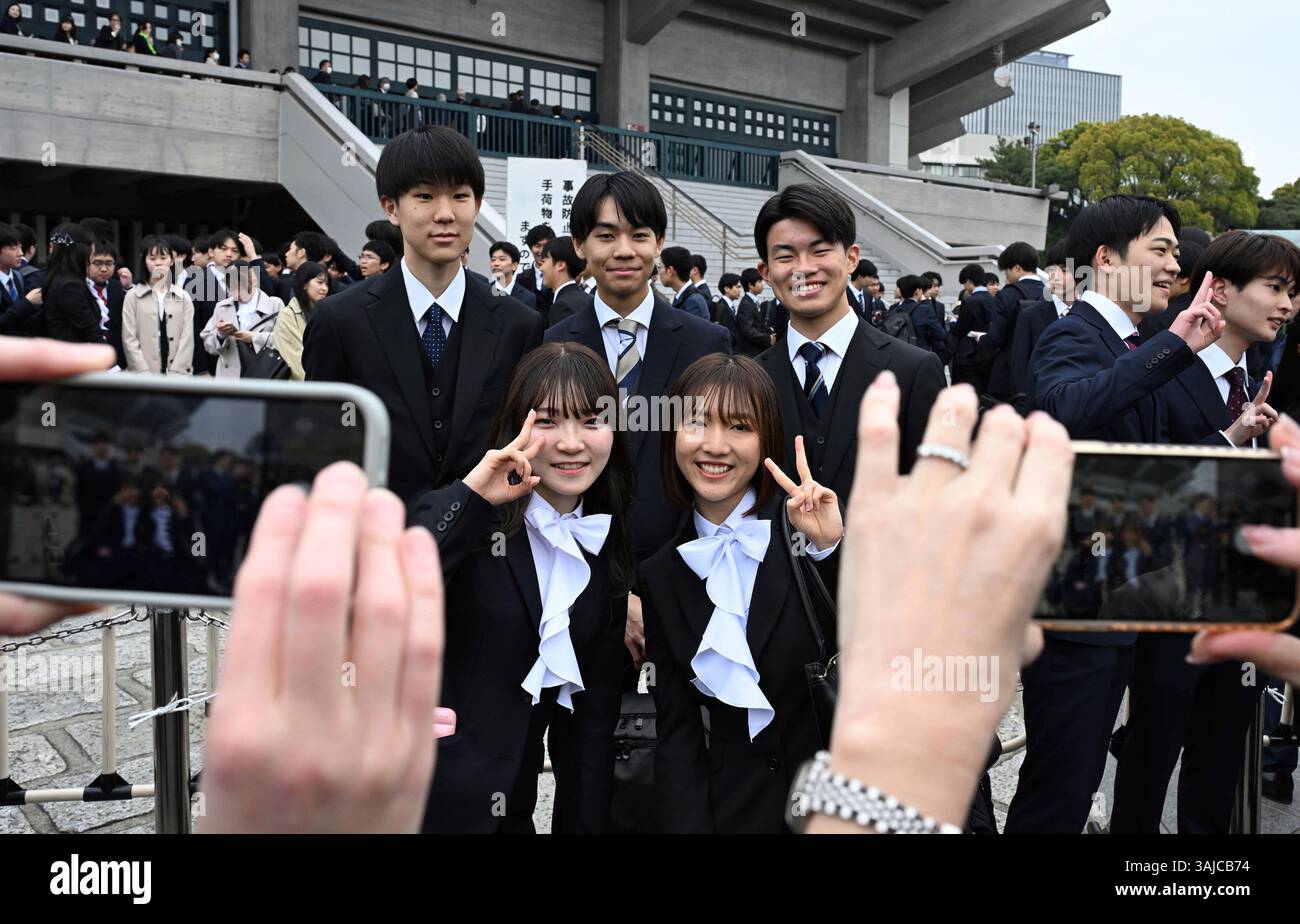 New students at the University of Tokyo pose for commemorative photos ...