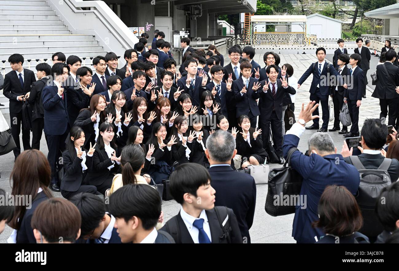 New students at the University of Tokyo pose for commemorative photos ...