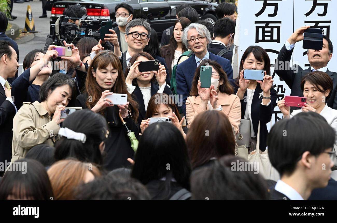 New students at the University of Tokyo pose for commemorative photos ...