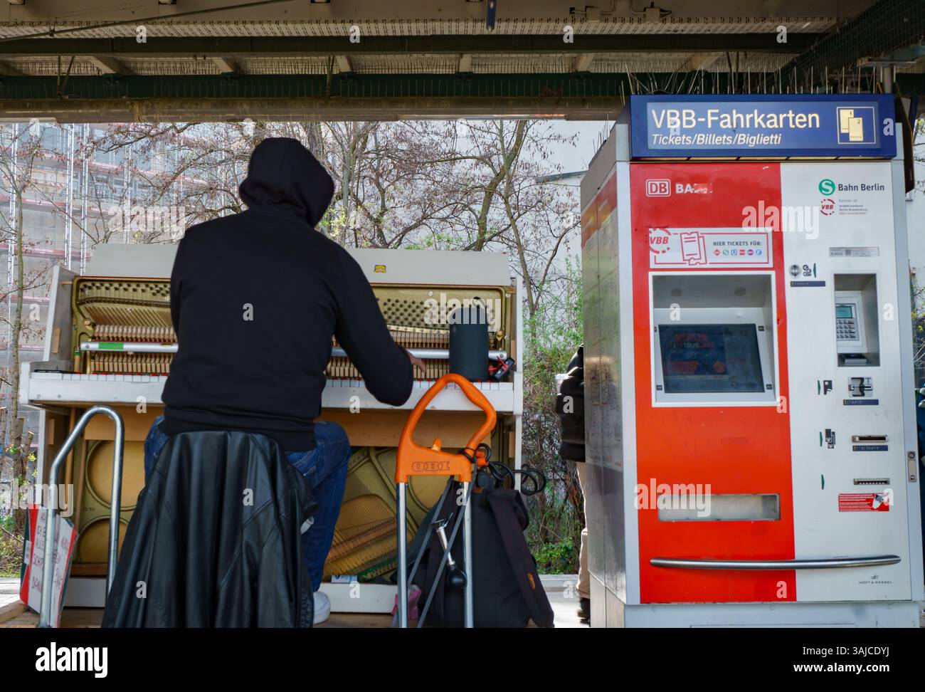 Platform ticket machine hi-res stock photography and images - Alamy