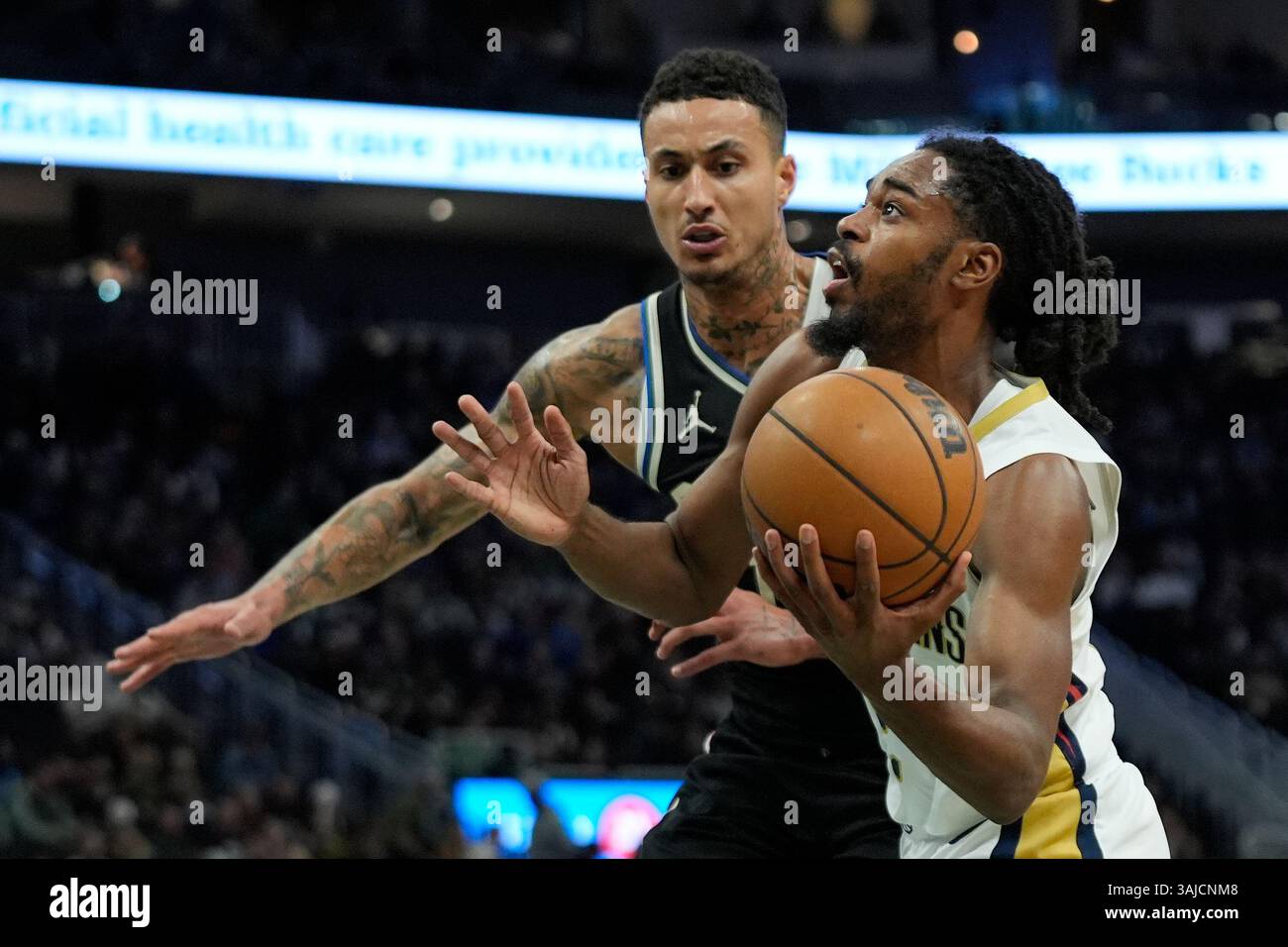 New Orleans Pelicans' Antonio Reeves drives to the basket against ...