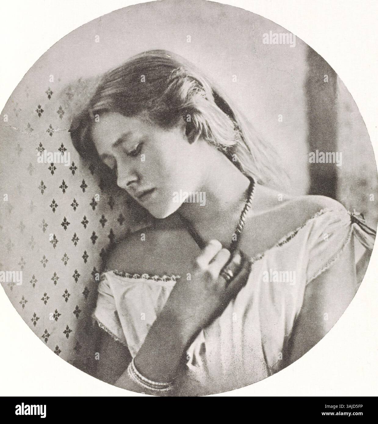 A portrait of Ellen Terry at sixteen, photographed by Julia Margaret ...