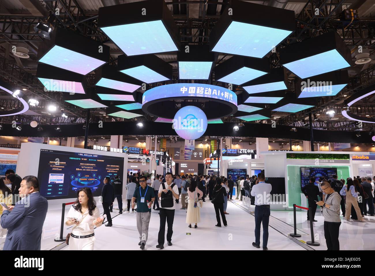 **CHINESE MAINLAND, HONG KONG, MACAU AND TAIWAN OUT** People visit the 2025 China Mobile Cloud ...
