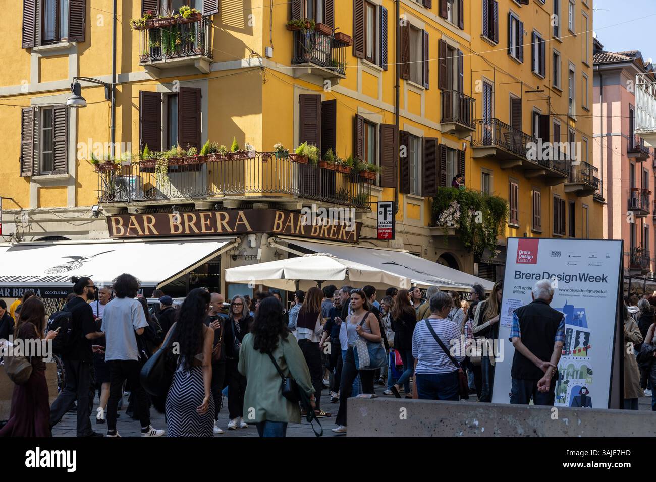 Visitors crowd in brera hi-res stock photography and images - Alamy