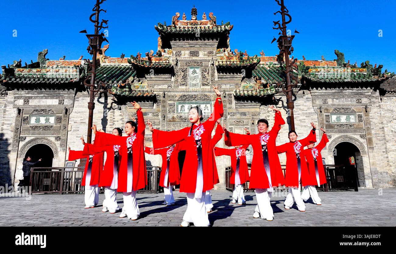 (250411) -- HEFEI, April 11, 2025 (Xinhua) -- Enthusiasts perform ...