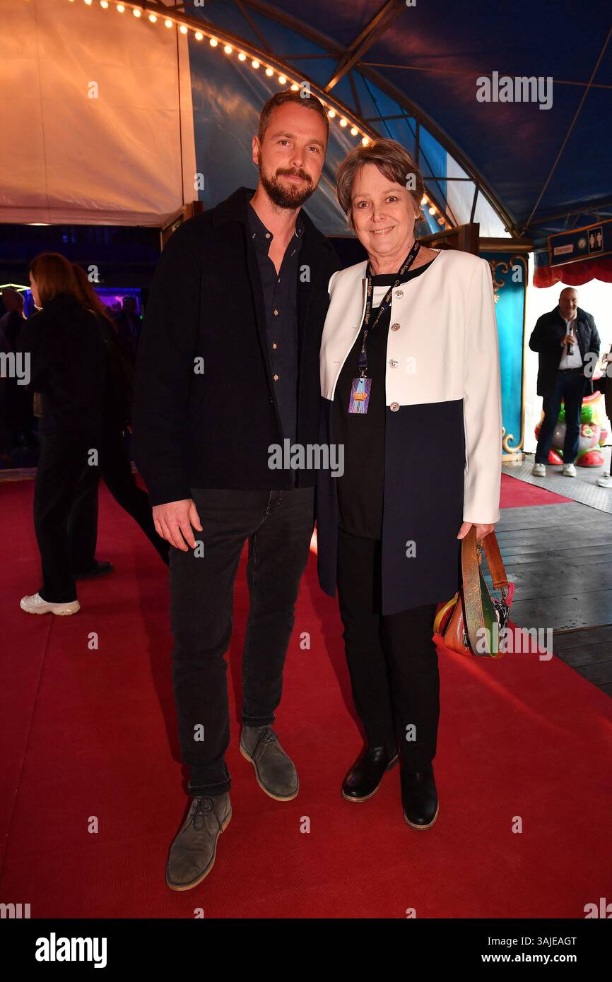 Ramona Leiss und ihr Sohn Alexander Sascha Leiss bei der Circus Krone ...